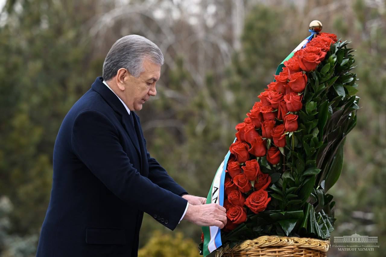 Shavkat Mirziyoyev Islom Karimov haykaliga gulchambar qoʻydi